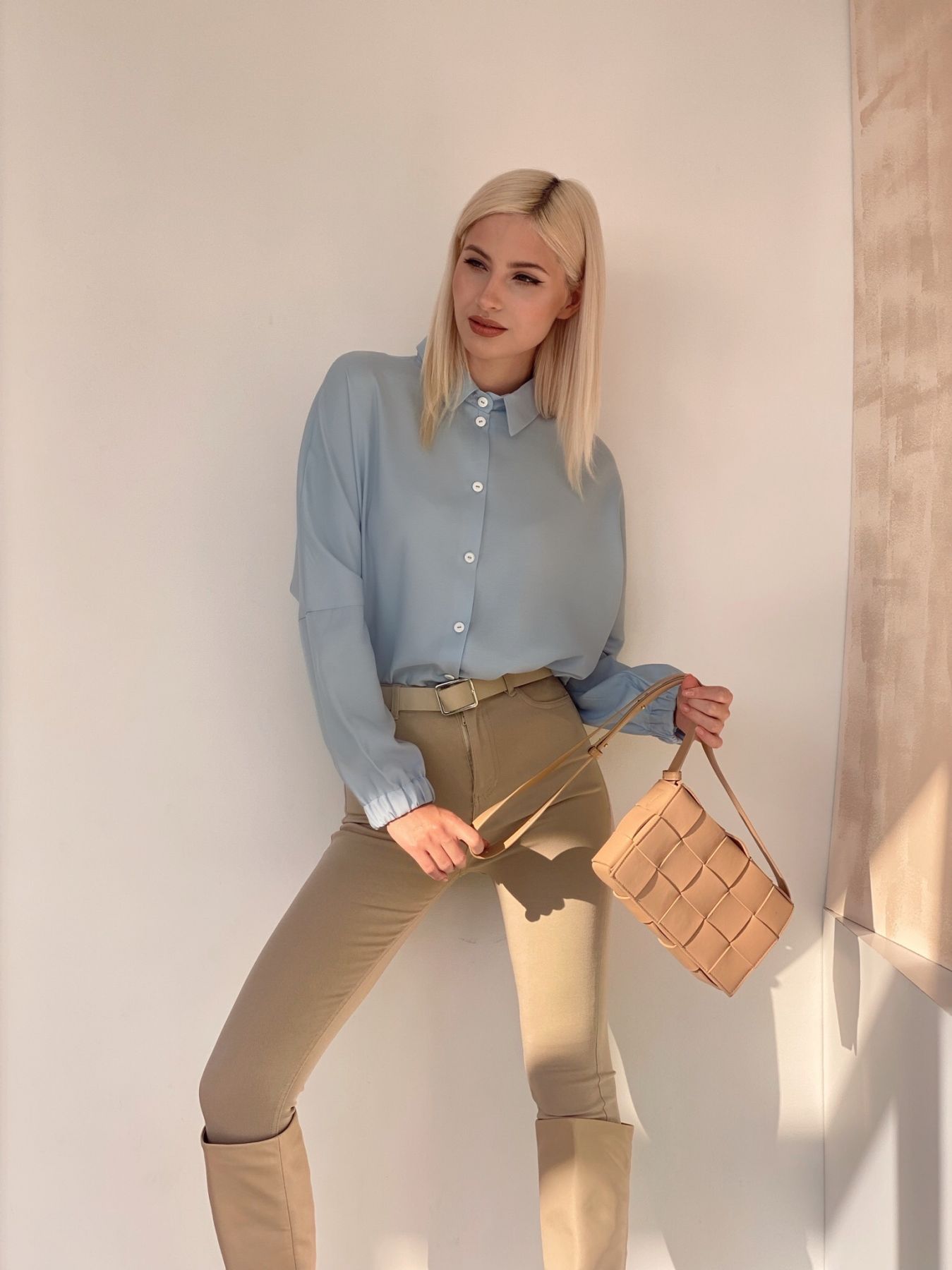 4562 Рубашка со спущенным плечом голубая