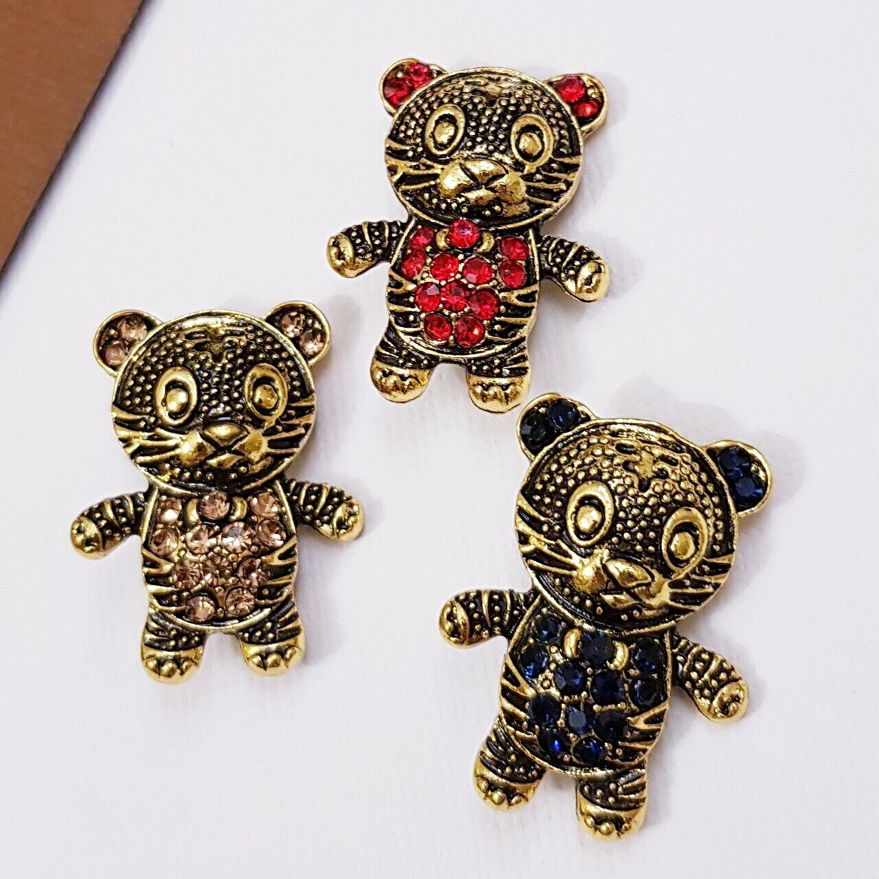 Мини-брошь Тигр цвет камней в ассортименте. zlatto-jewelry